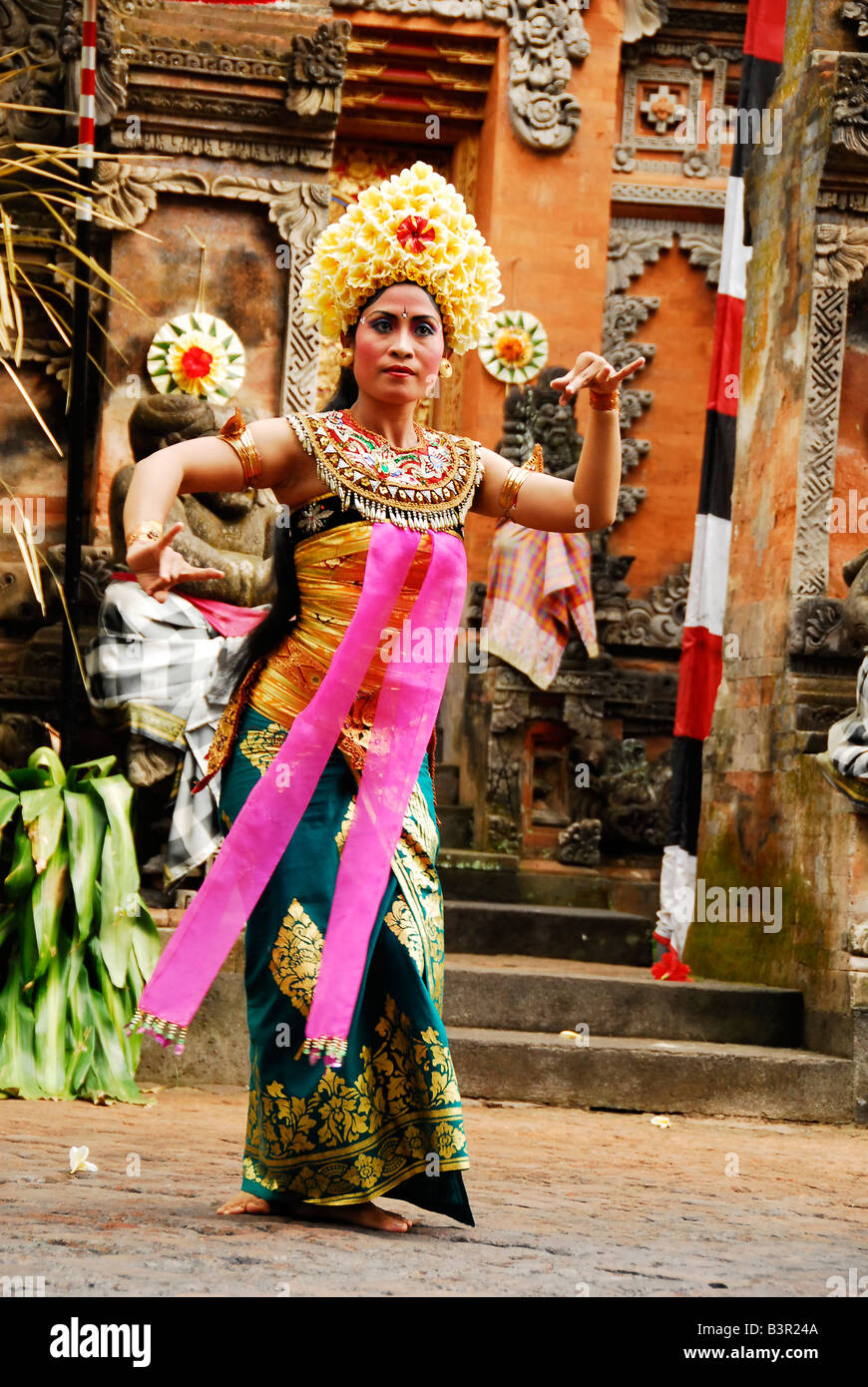 Janger dance hi-res stock photography and images - Alamy