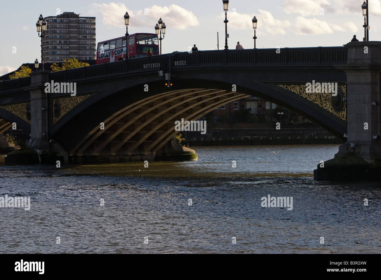 View of bus travelling over Battersea Bridge from Chelsea Embankment ...