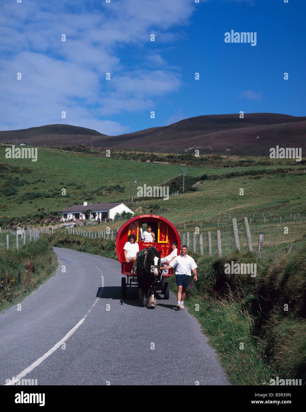 Irish horse drawn caravan hi-res stock photography and images - Alamy
