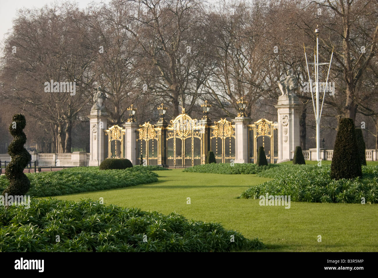 St james park gate london hi-res stock photography and images - Alamy