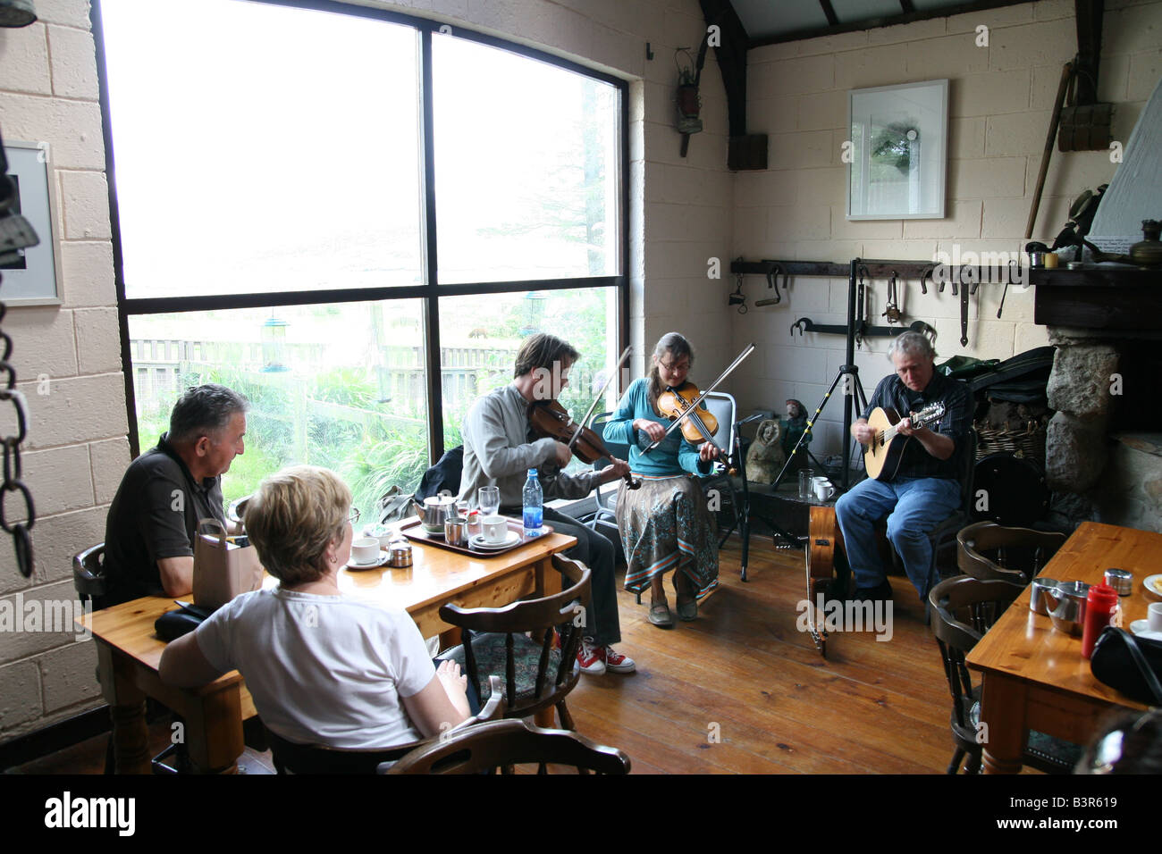 Musicians playing traditional irish music hi-res stock photography and ...