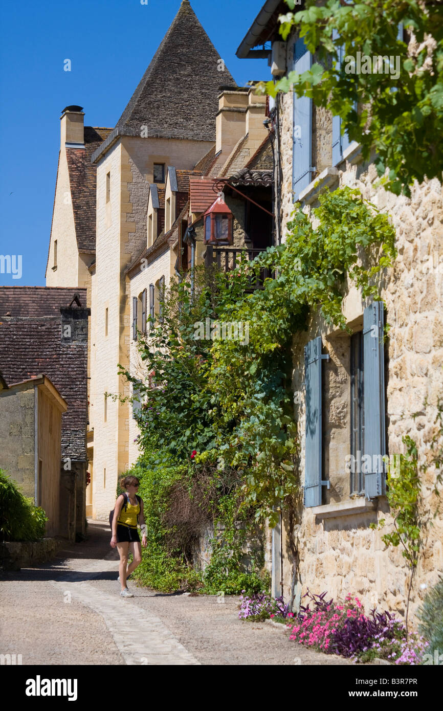 France romanesque courtyard hi-res stock photography and images - Alamy