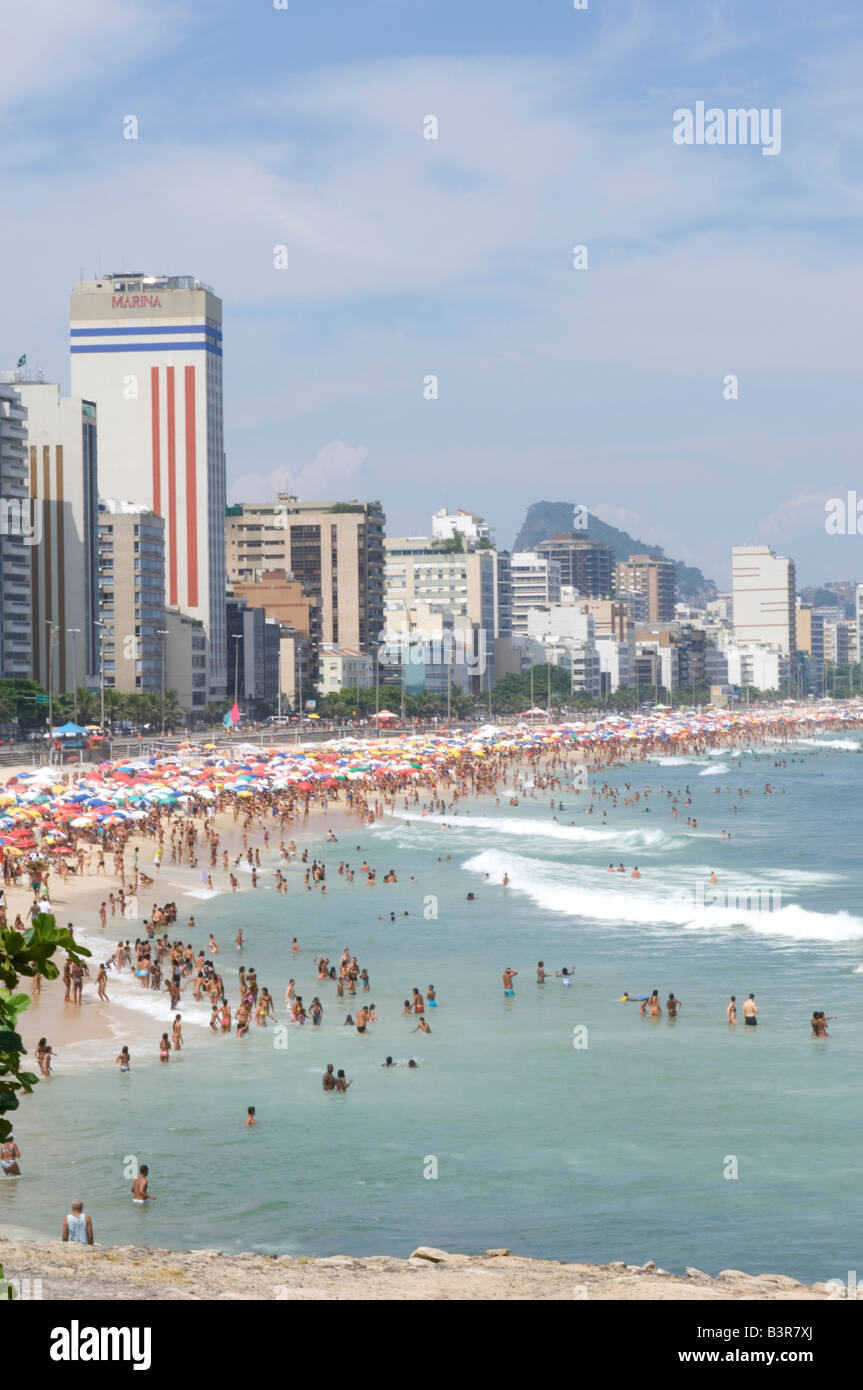 Rio de janeiro beach packed busy hi-res stock photography and images ...