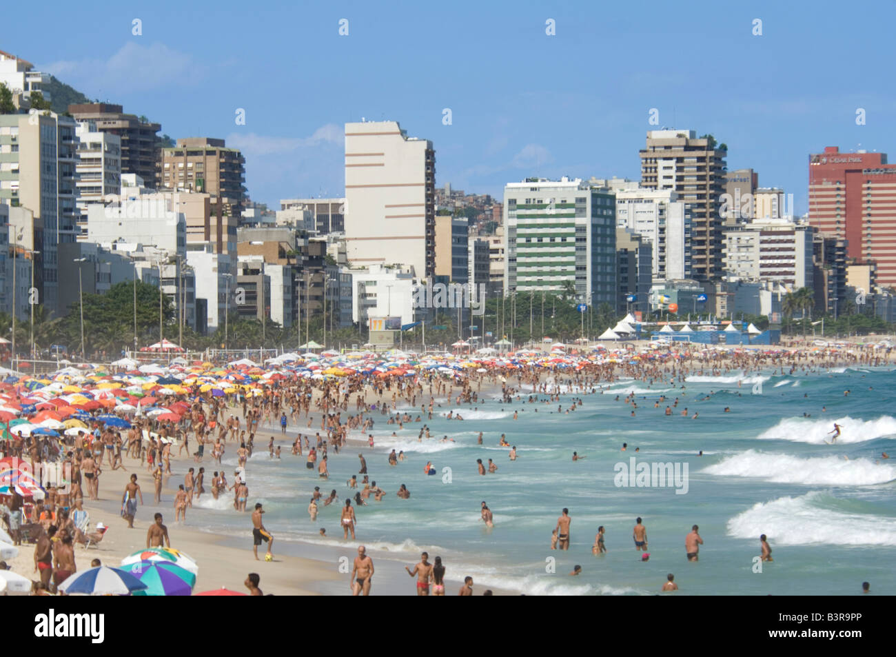Rio de janeiro beach packed busy hi-res stock photography and images ...
