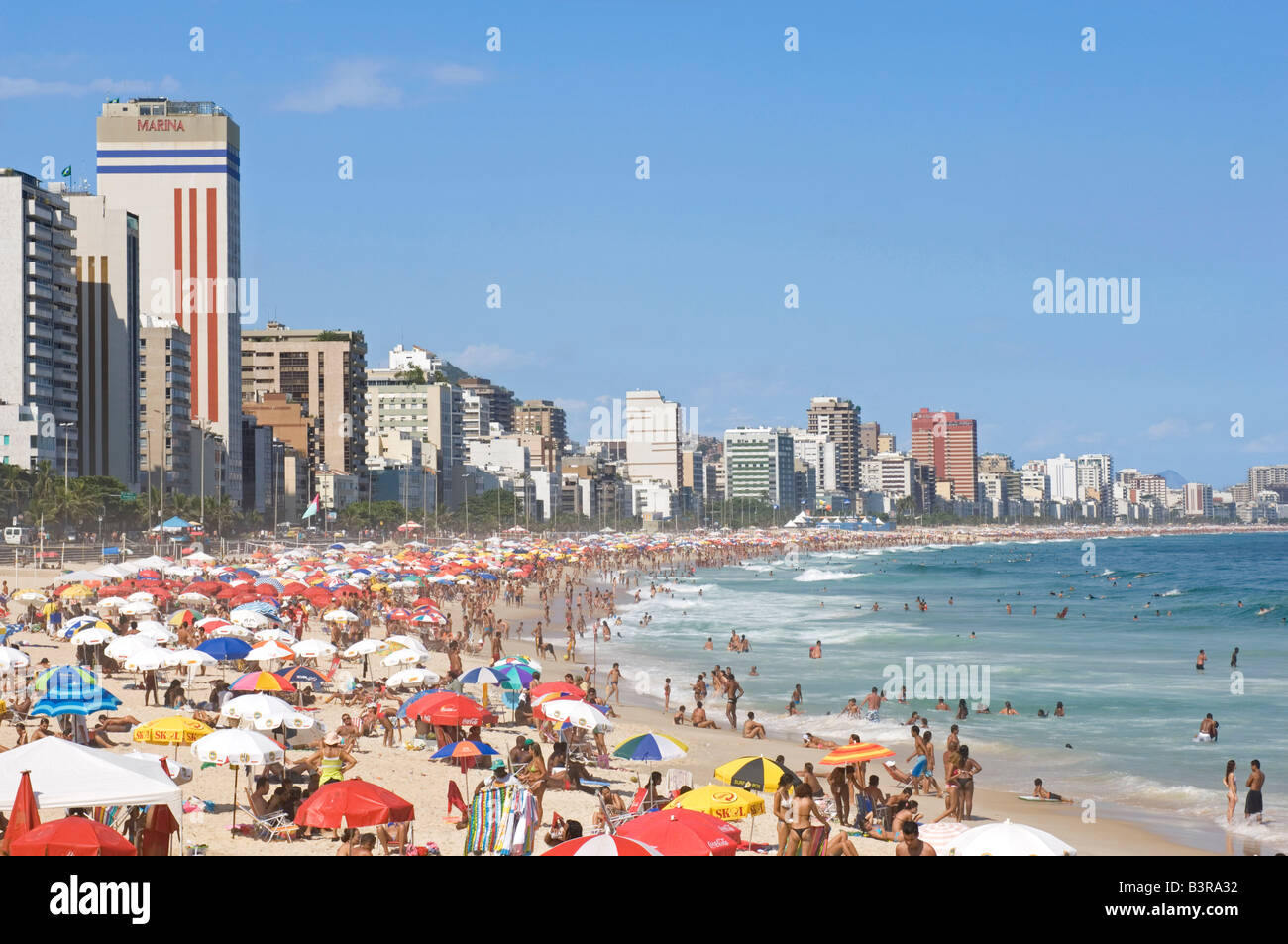 Rio de janeiro beach packed busy hi-res stock photography and images ...
