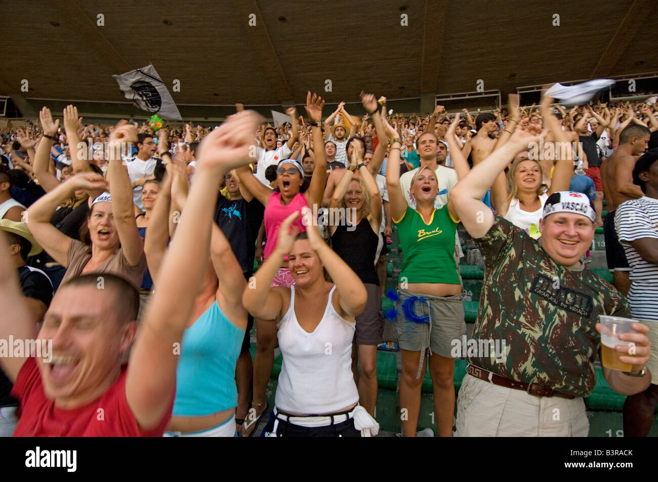 Brazilian football fans stadium cheer hi-res stock photography and ...