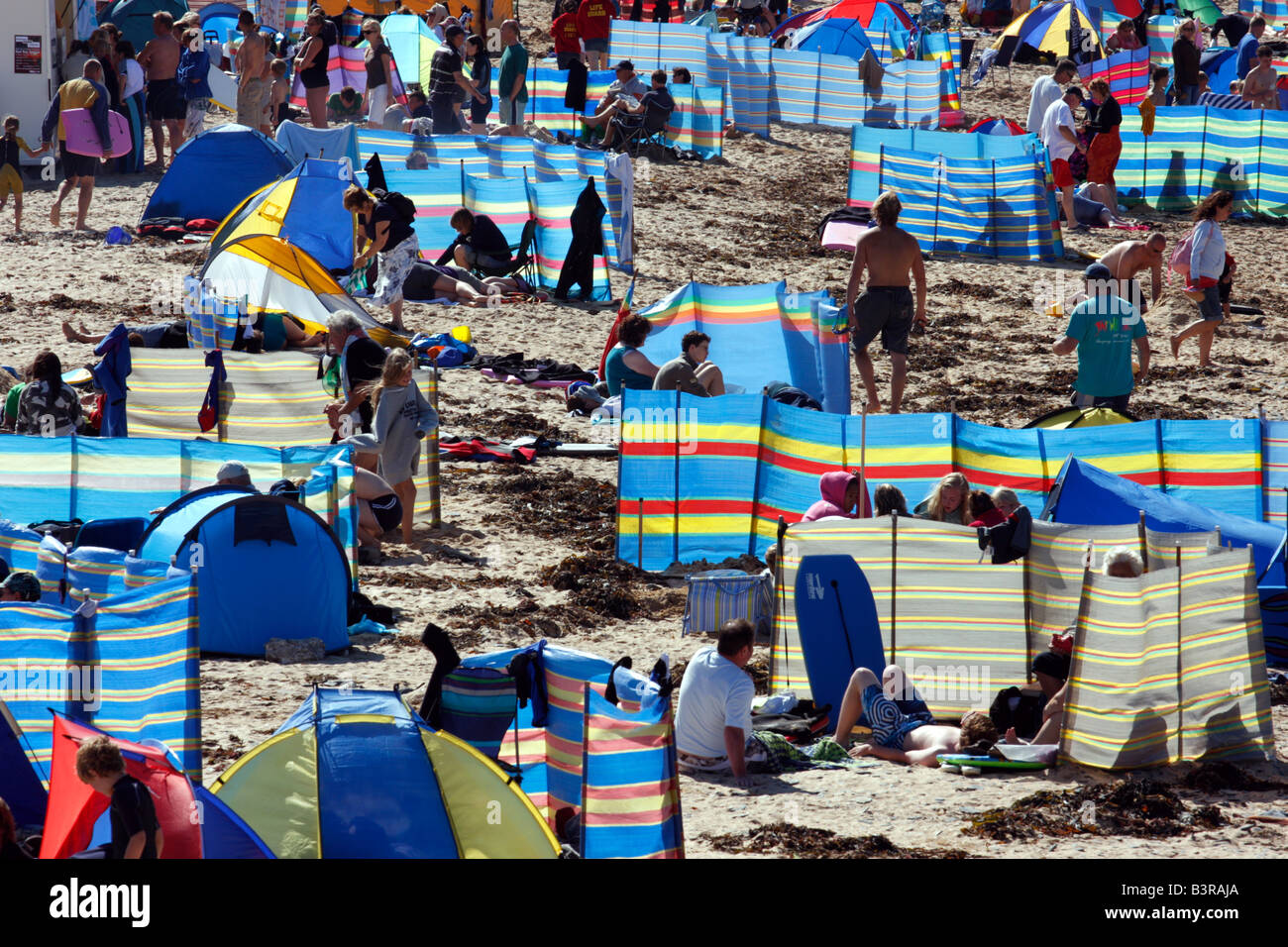 Crowded beach hi-res stock photography and images - Alamy