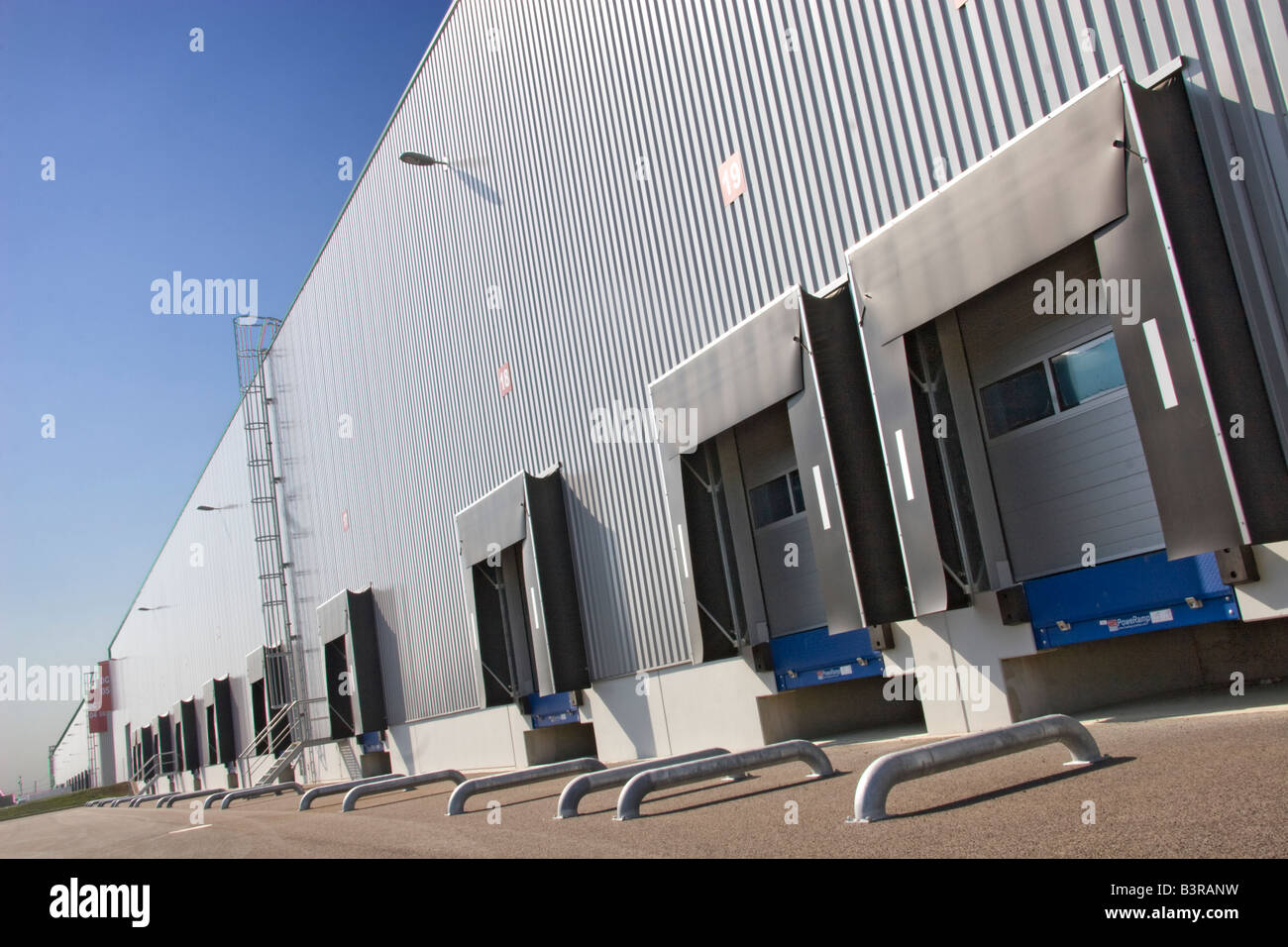 Warehouse exterior hi-res stock photography and images - Alamy