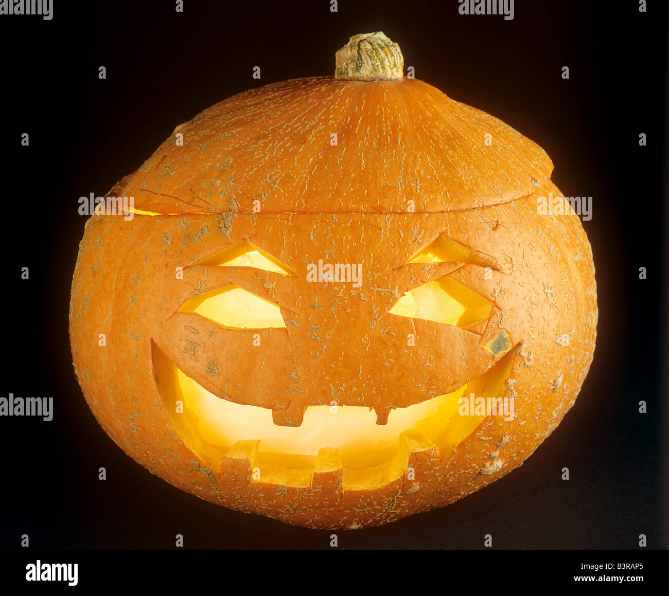 glowing Halloween pumkin Stock Photo - Alamy