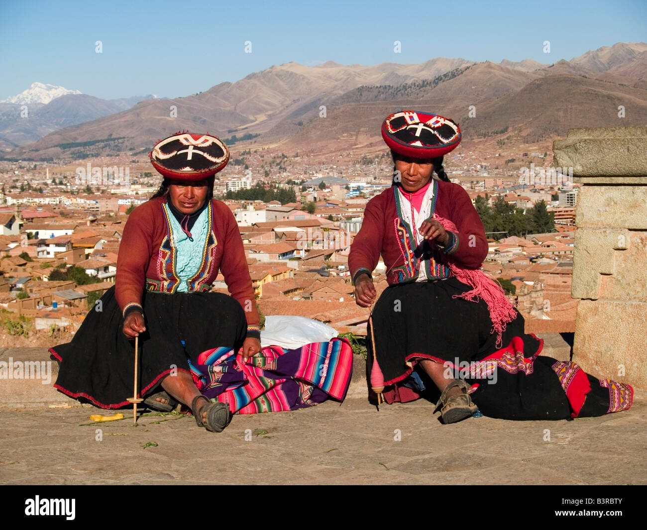 Peruvian women traditional clothes in Cuzco, Peru Stock Photo - Alamy
