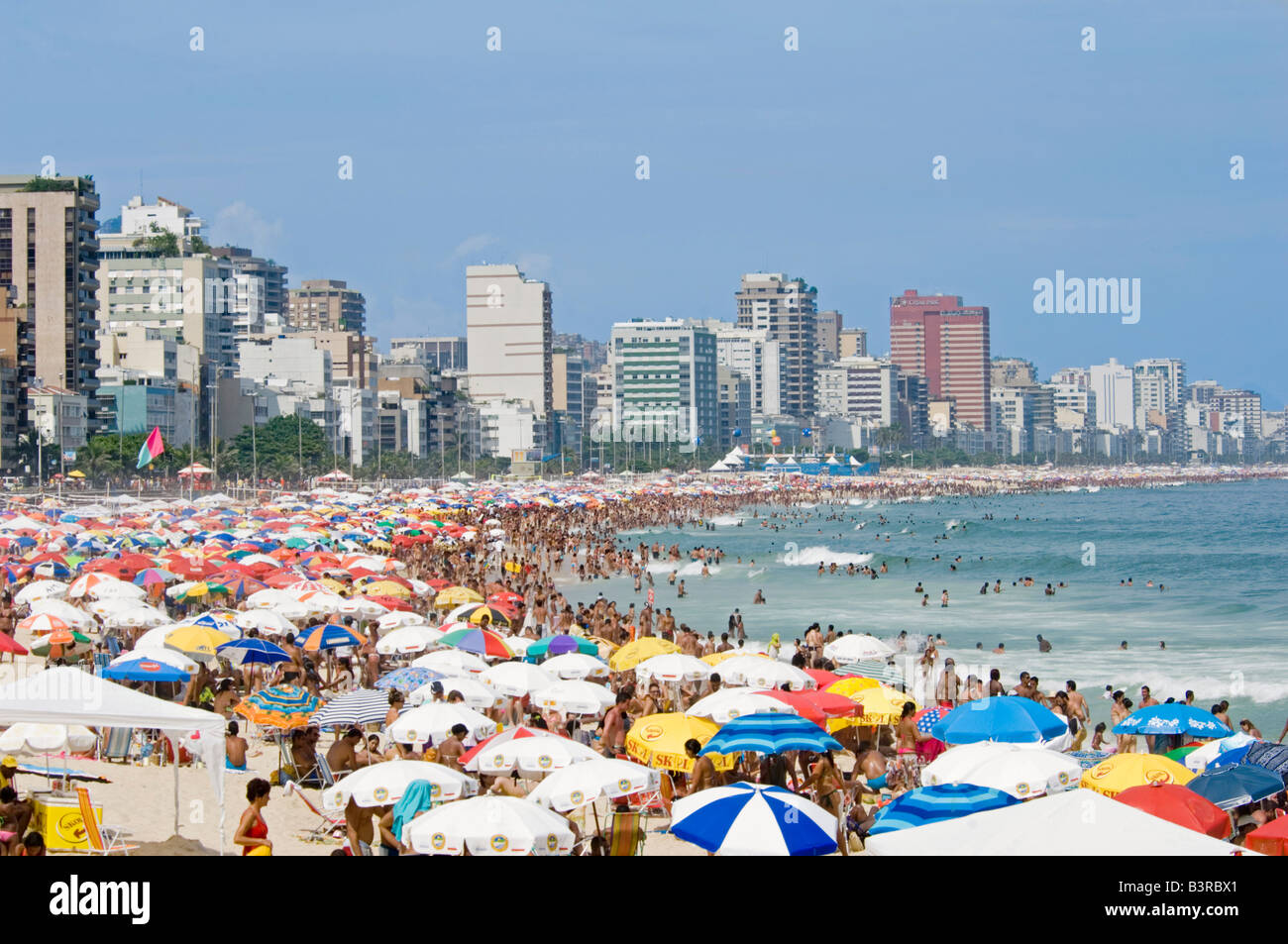Rio de janeiro beach packed busy hi-res stock photography and images ...