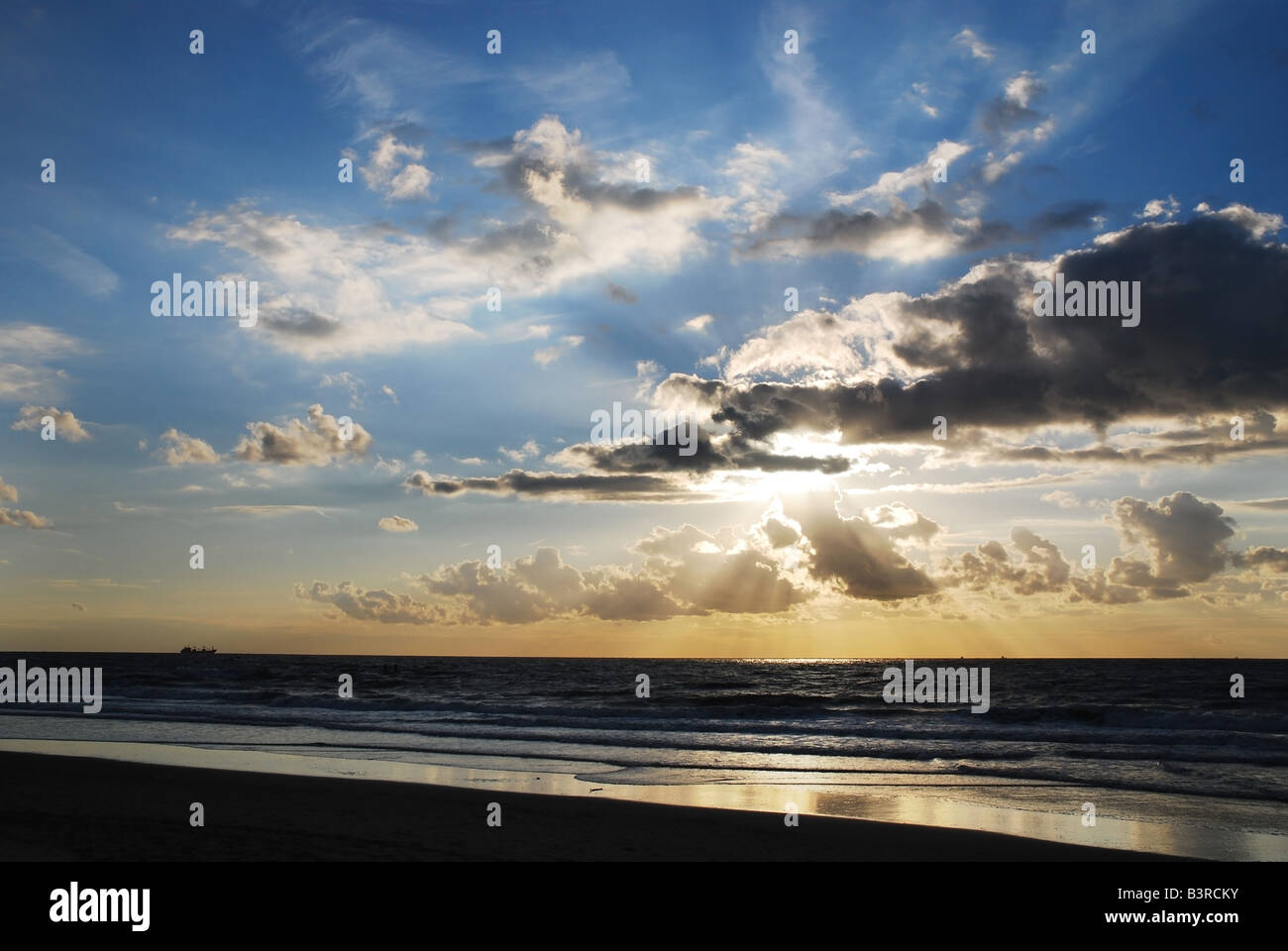 Beach sunset low tide distant view hi-res stock photography and images ...