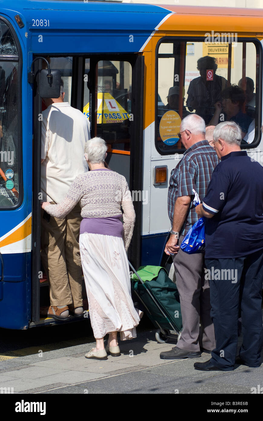 Bus queue england hi-res stock photography and images - Alamy