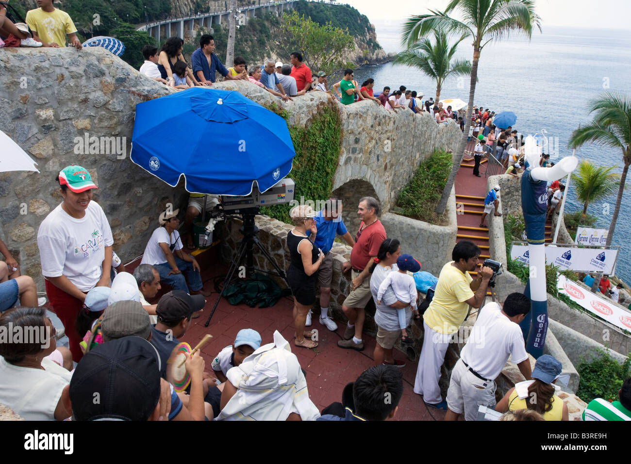People in the audience to see the cliff divers of Acapulco Acapulco ...