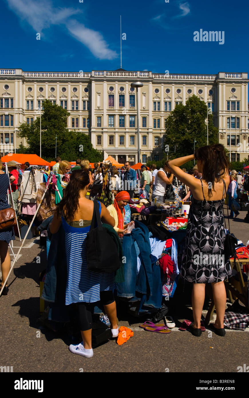 Clothes stall hi-res stock photography and images - Alamy