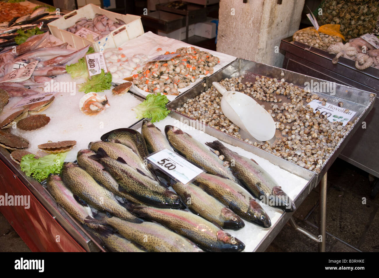 view of fish market in venice Stock Photo - Alamy