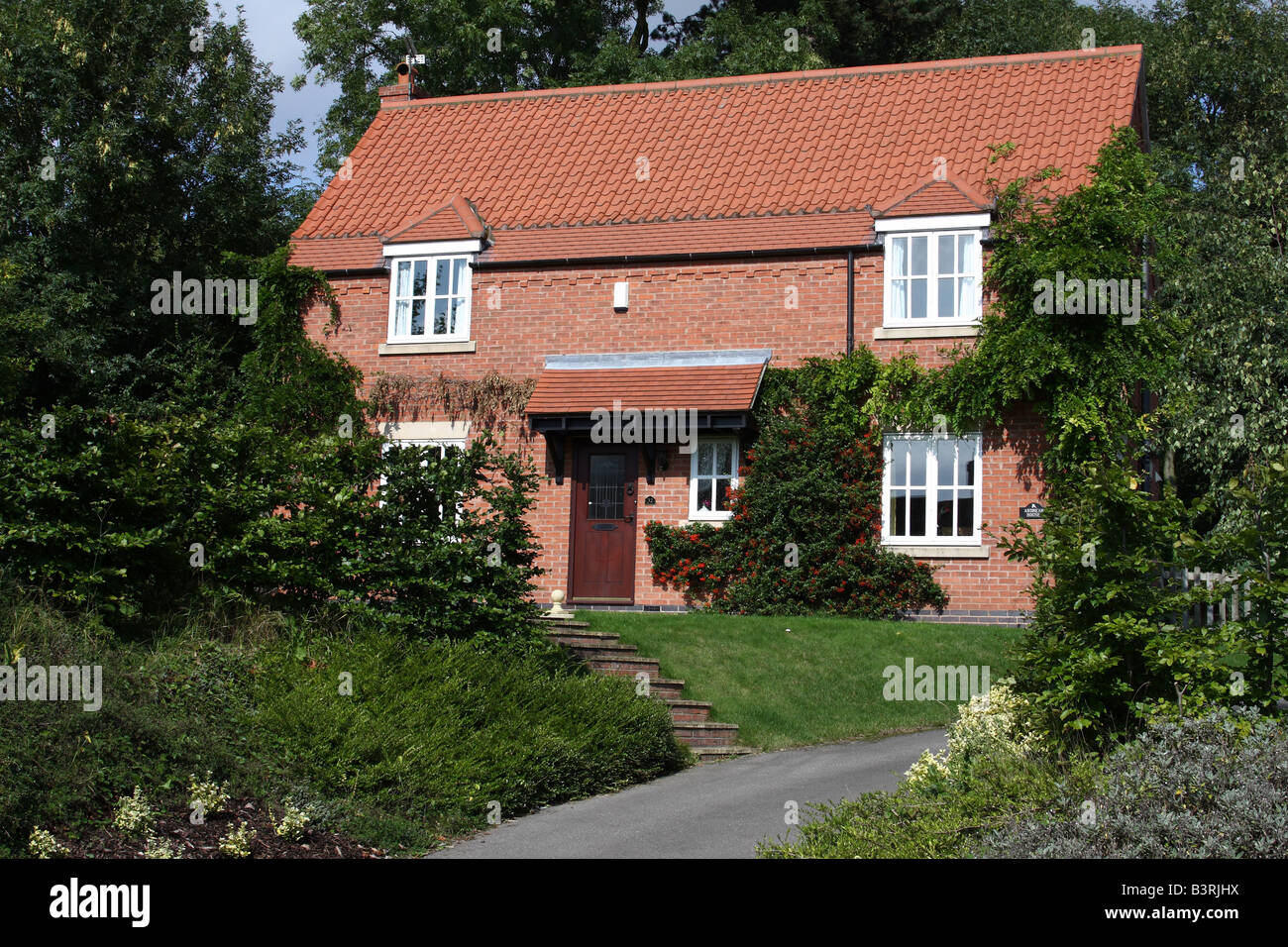 Uk detached house garage garden hi-res stock photography and images - Alamy