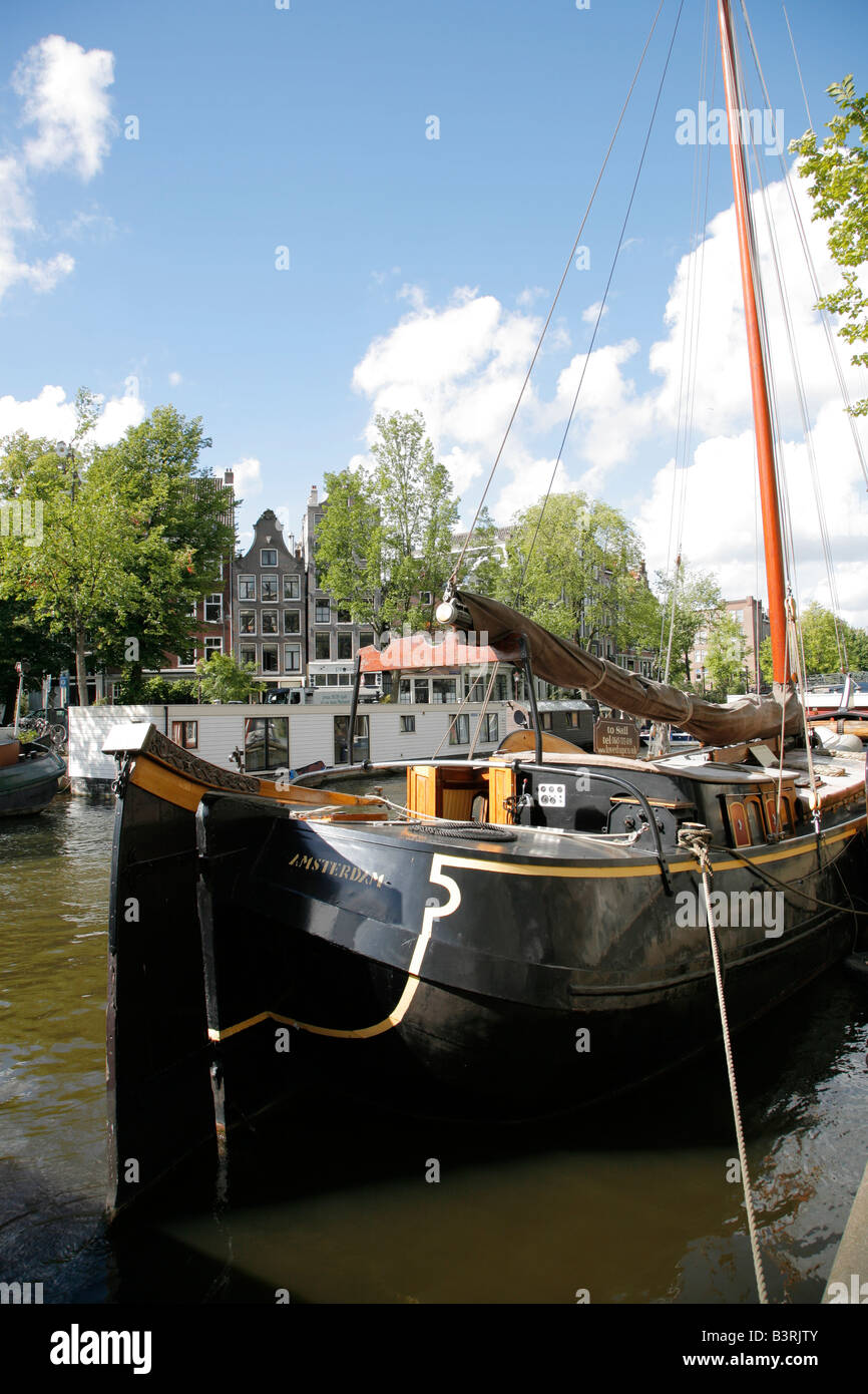 Canal and boats, Amsterdam, Netherlands Stock Photo - Alamy