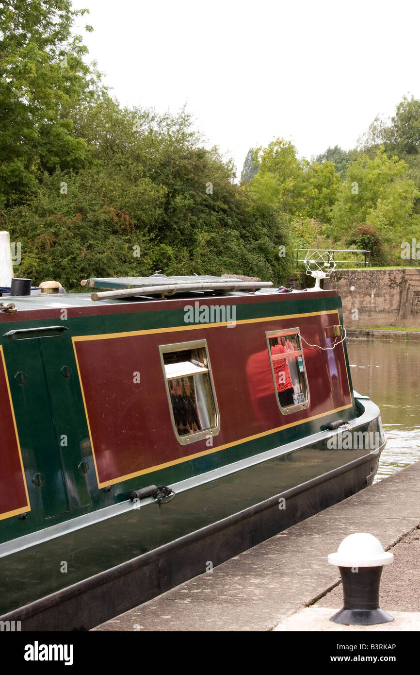 red and green canal boat alongside dock Stock Photo - Alamy