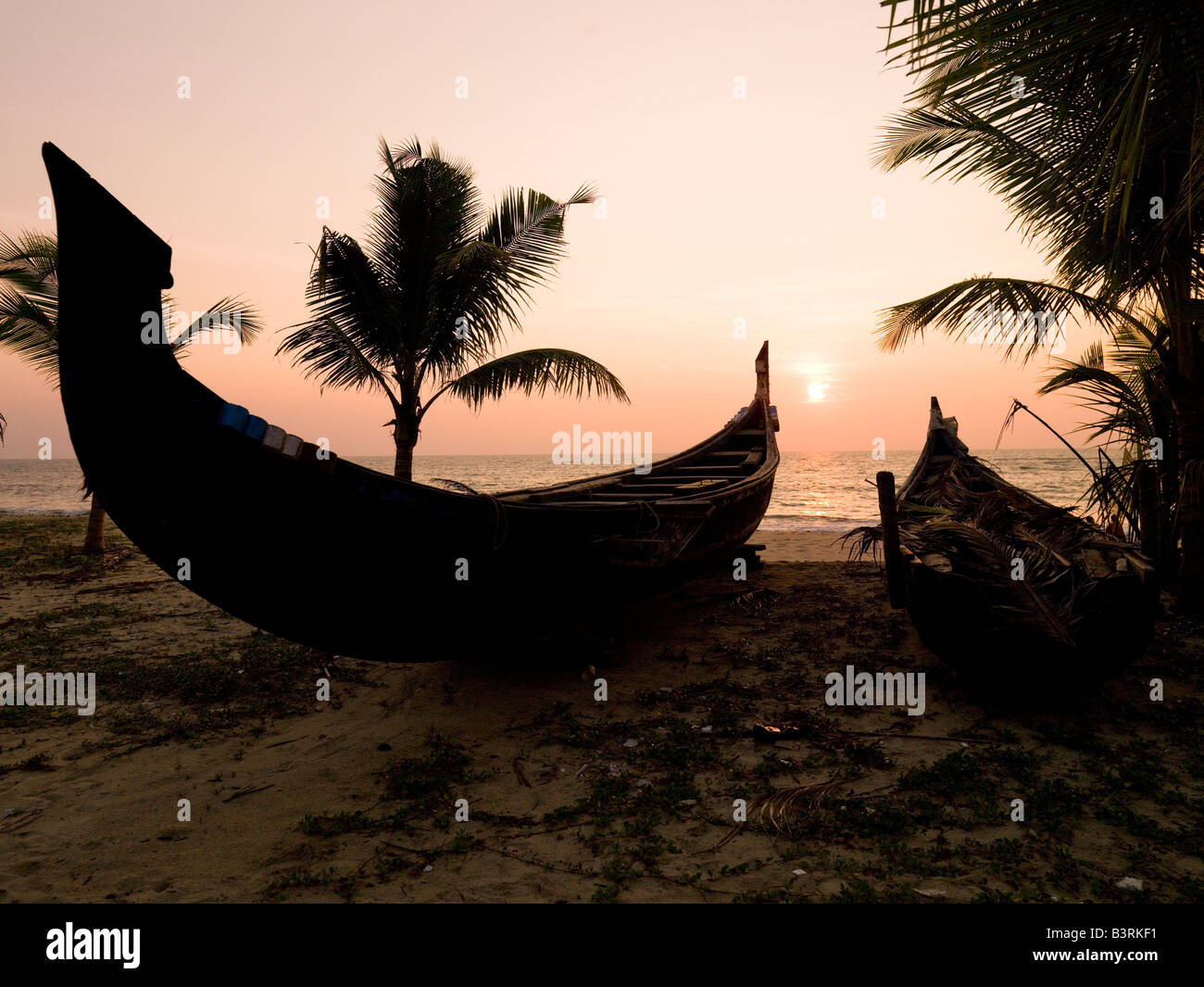 Indian canoes hi-res stock photography and images - Alamy