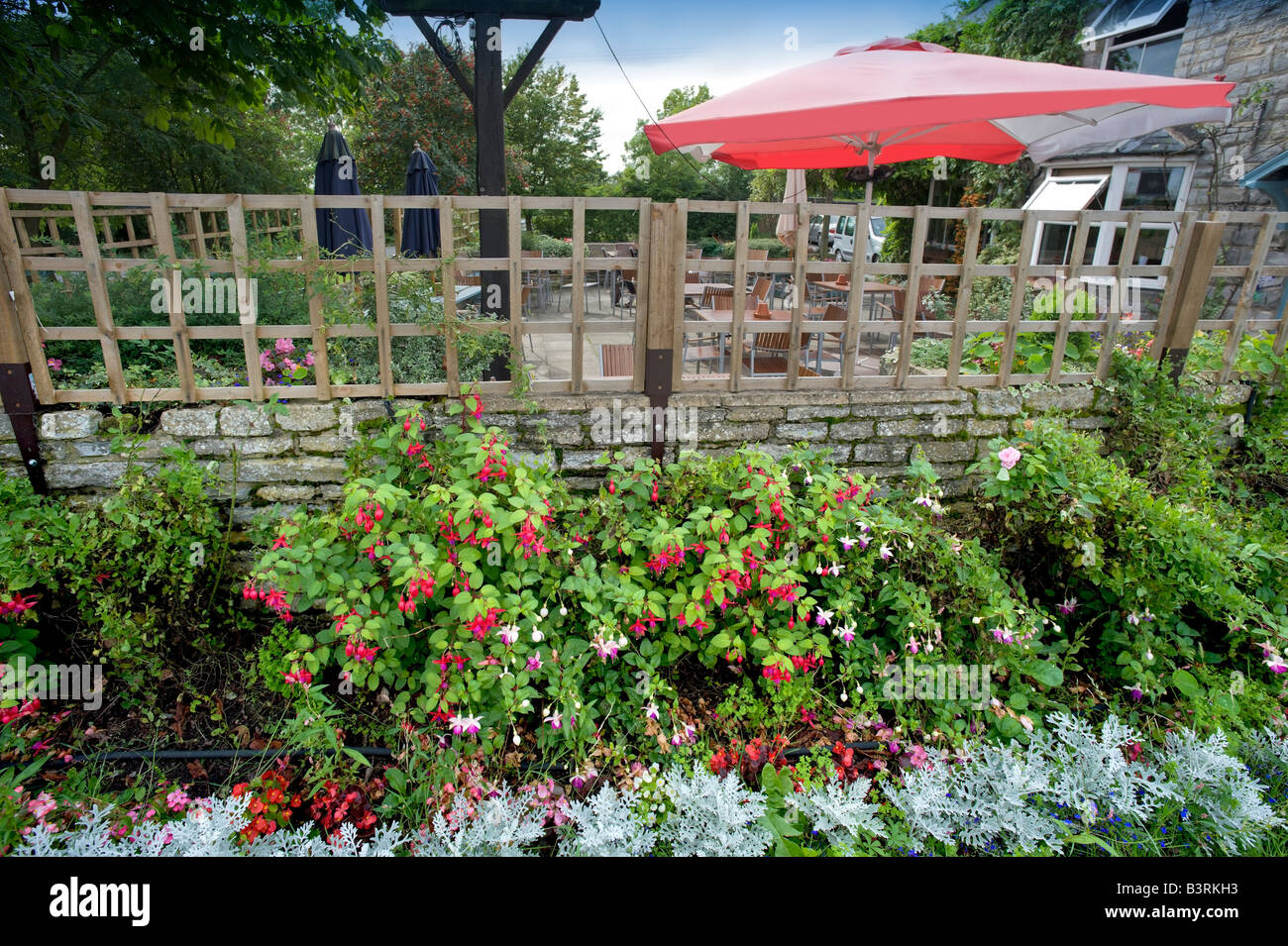 an english pub in the countryside Stock Photo - Alamy