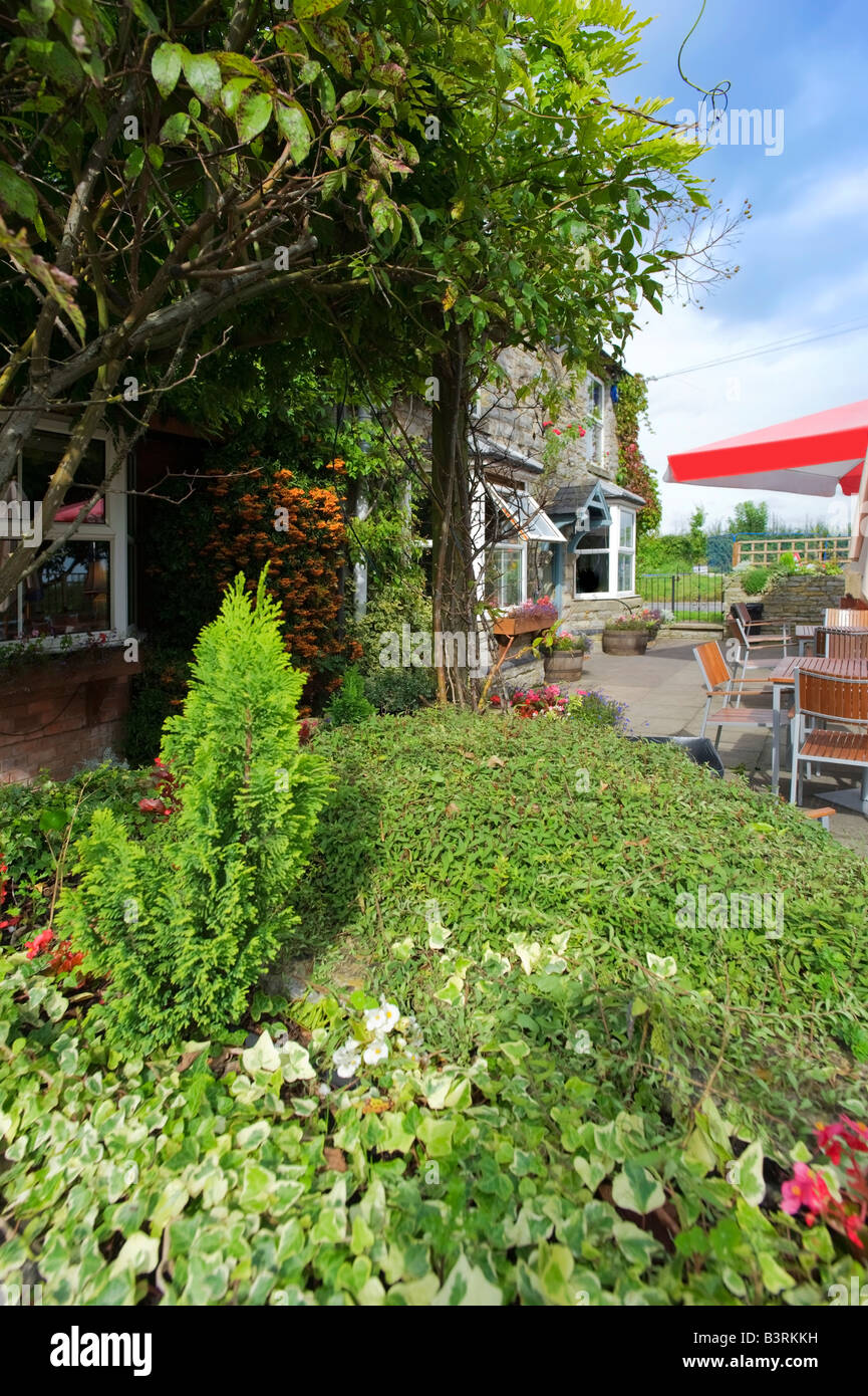 an english pub in the countryside Stock Photo - Alamy