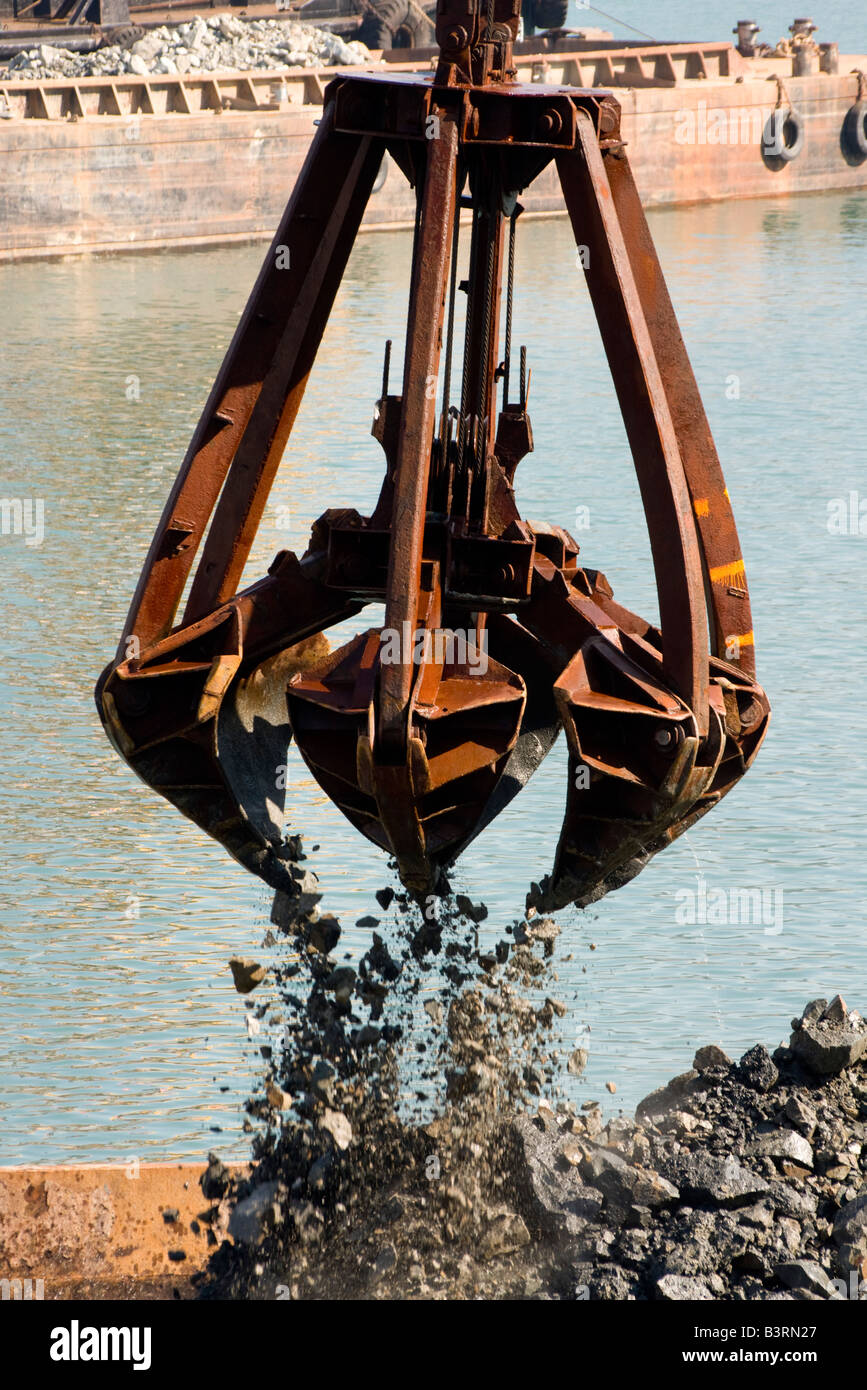 Scoop grab material reclamation hi-res stock photography and images - Alamy