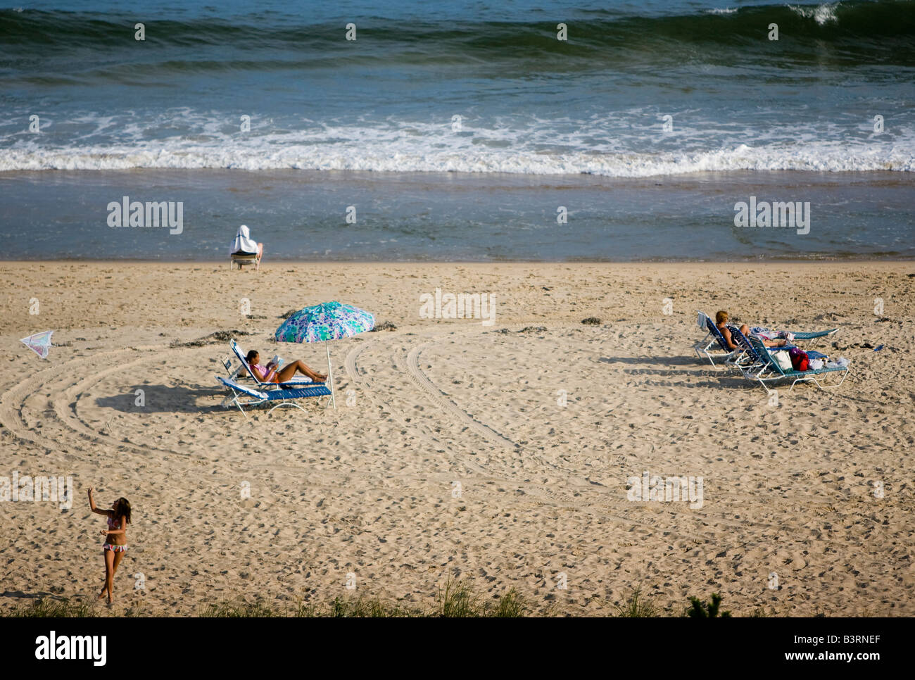 People at a beach hi-res stock photography and images - Alamy
