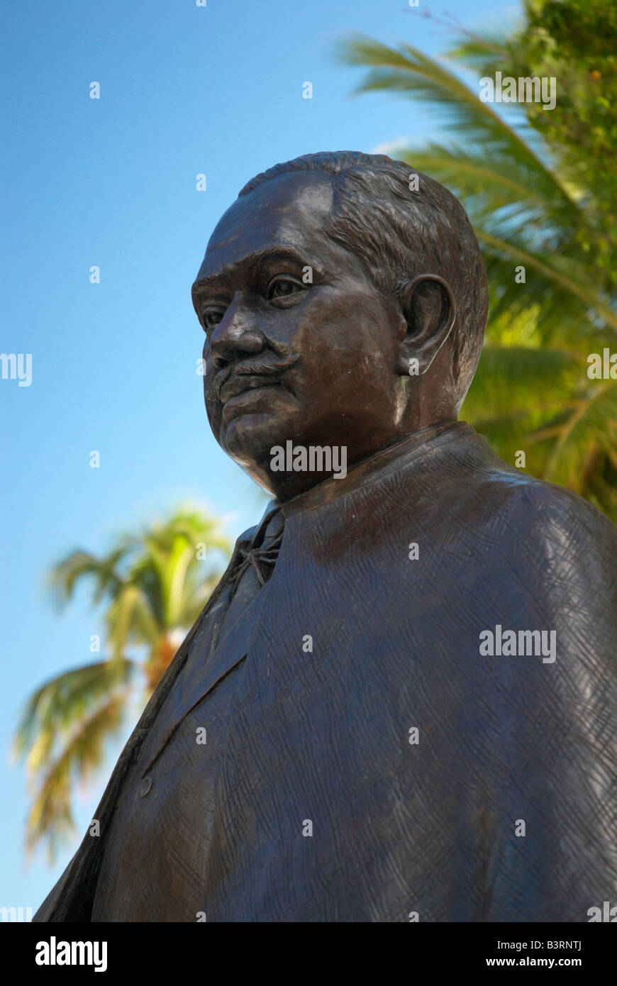 Statue of Prince Jonah Kuhio Kalanianaole on Waikiki Beach, Oahu ...