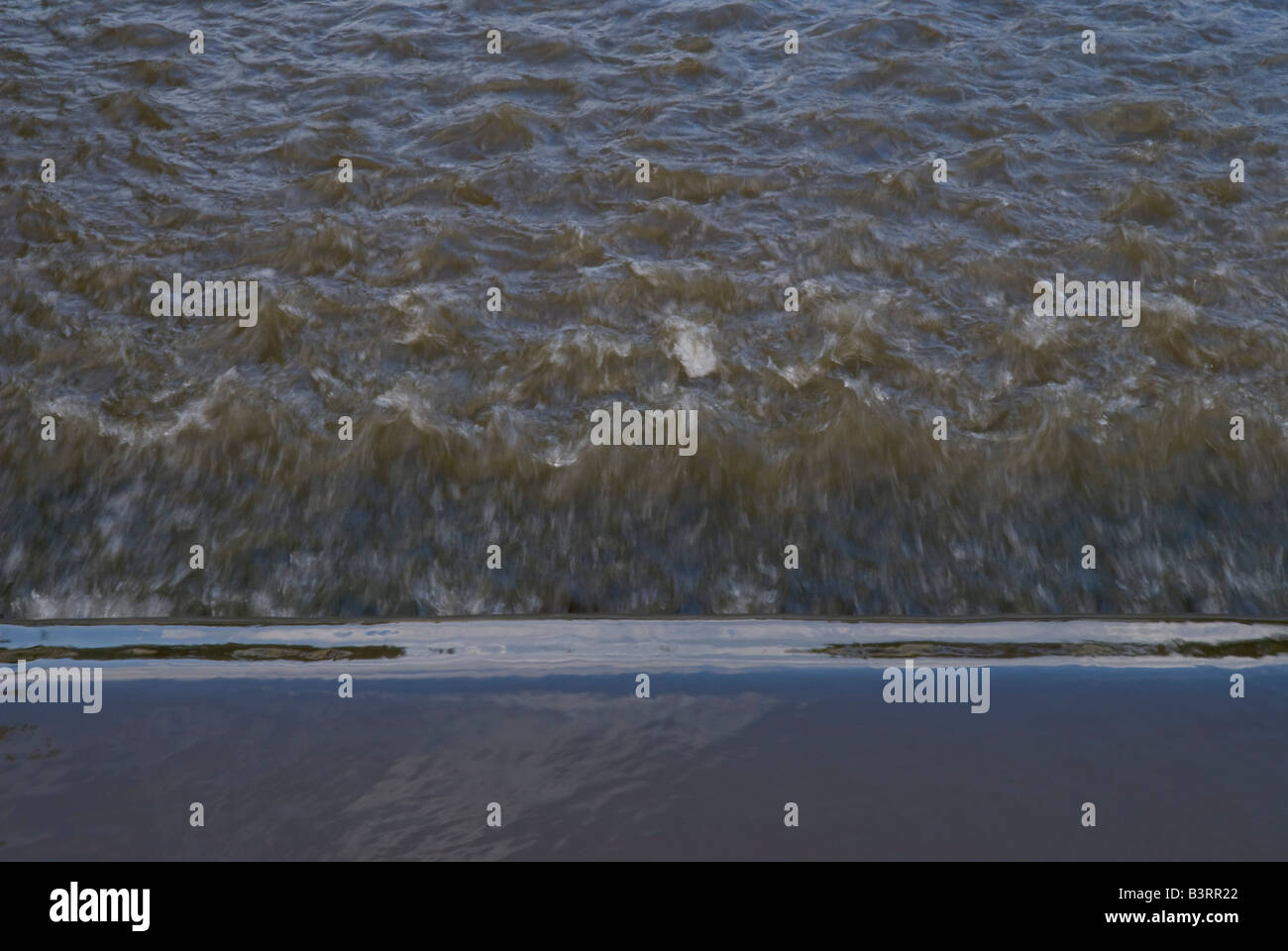 europe uk england river thames water flow Stock Photo - Alamy