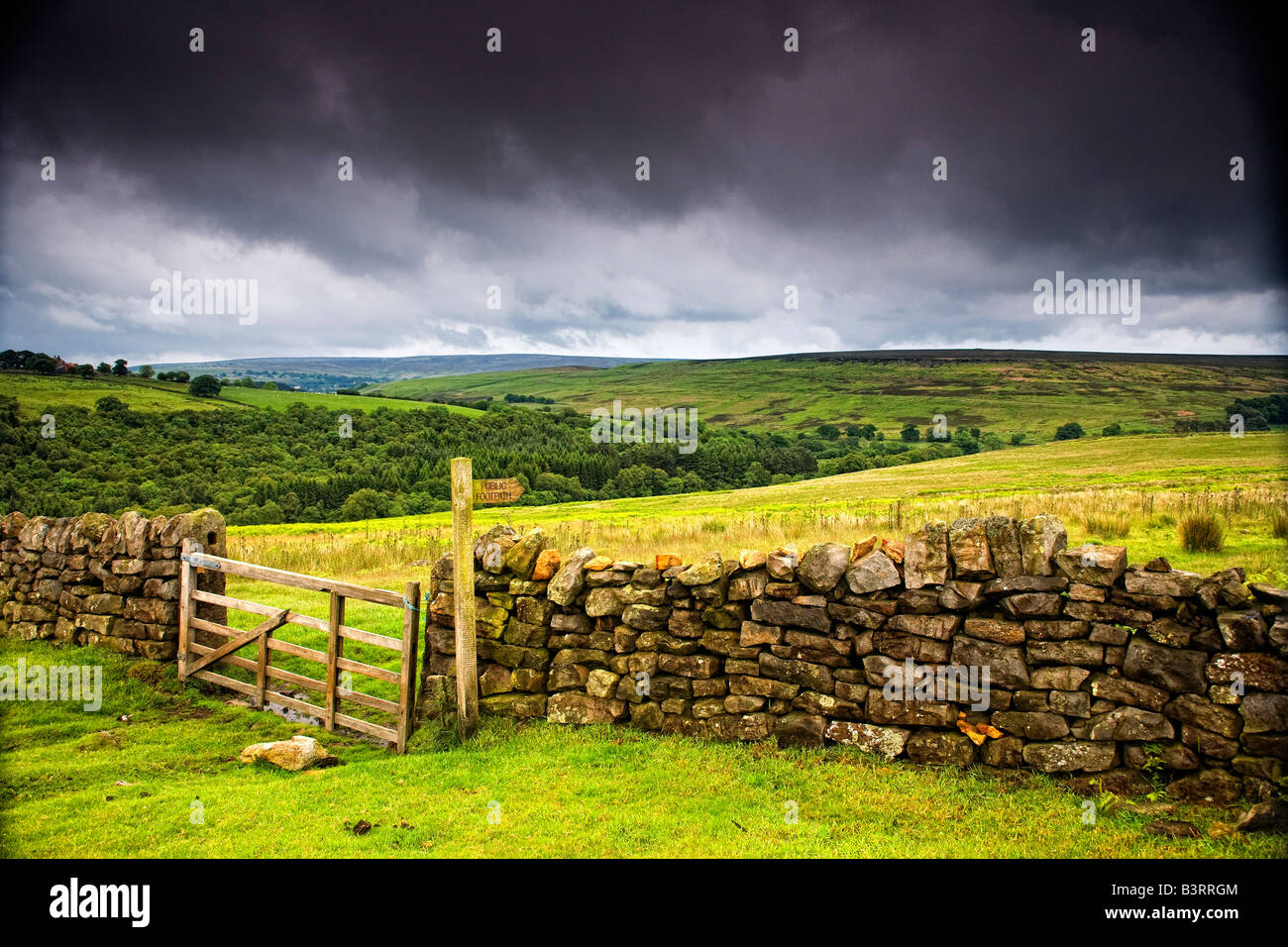 Stone fence, Yorkshire, England Stock Photo - Alamy