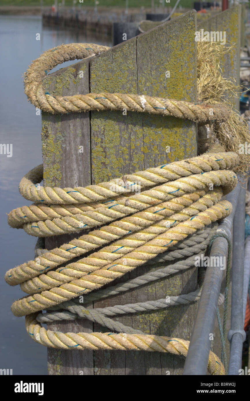 Boat rope tied post hi-res stock photography and images - Alamy
