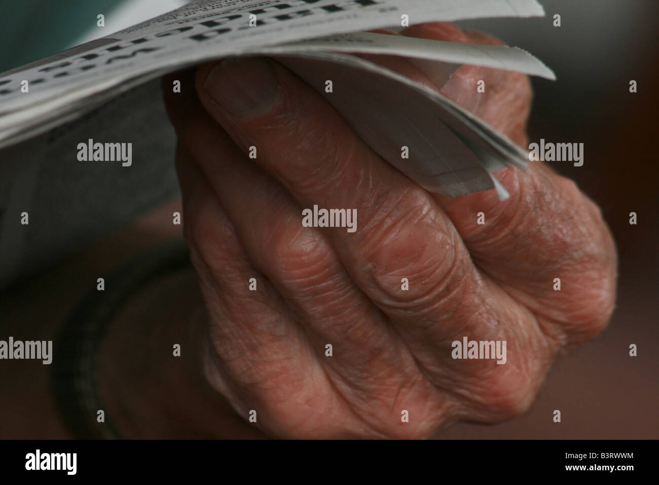 Old man reading the paper Stock Photo - Alamy