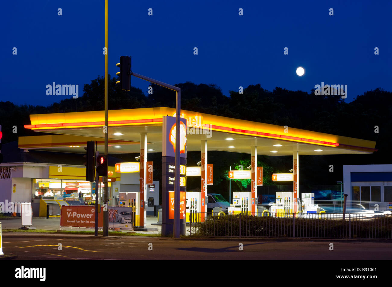 europe uk england petrol station shell dusk forecourt Stock Photo - Alamy