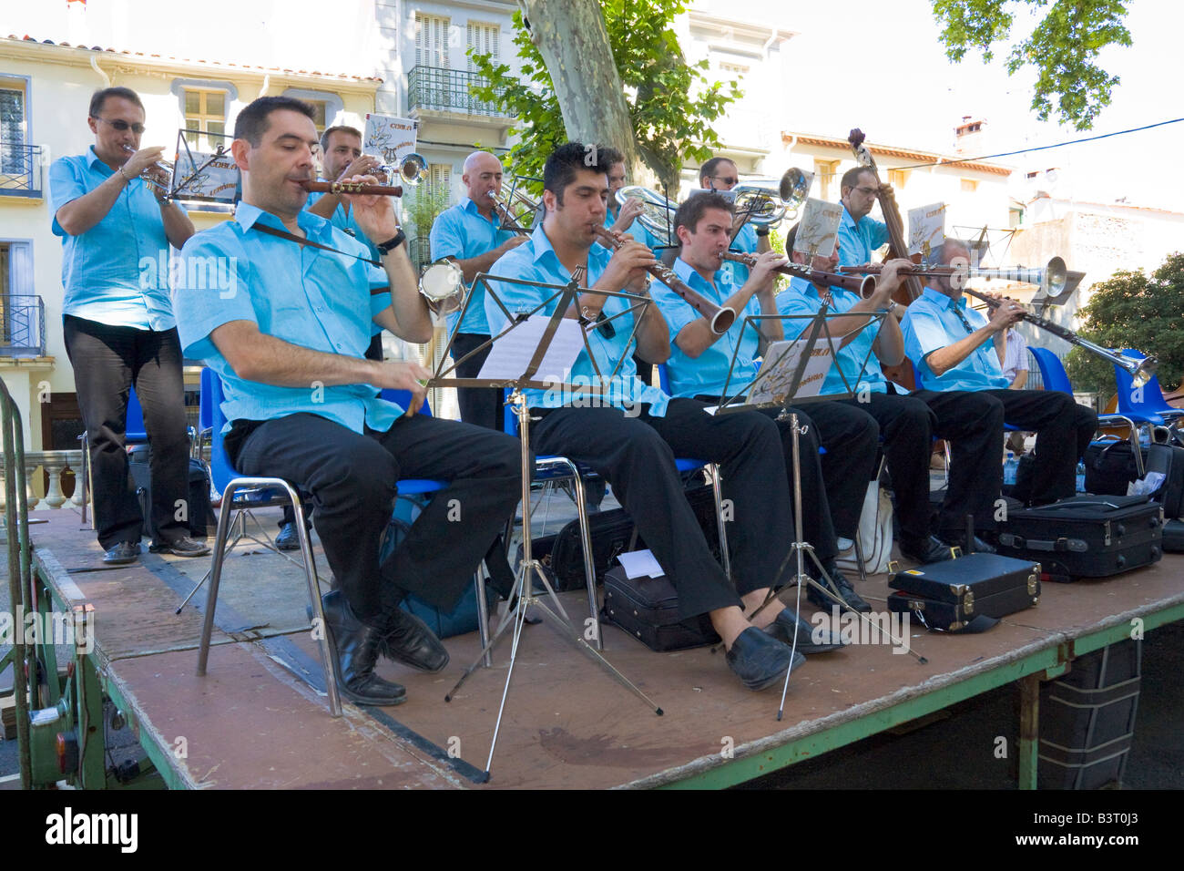 The cobla MIL.LENARIA plays for the dancers on the 51st Concours de ...