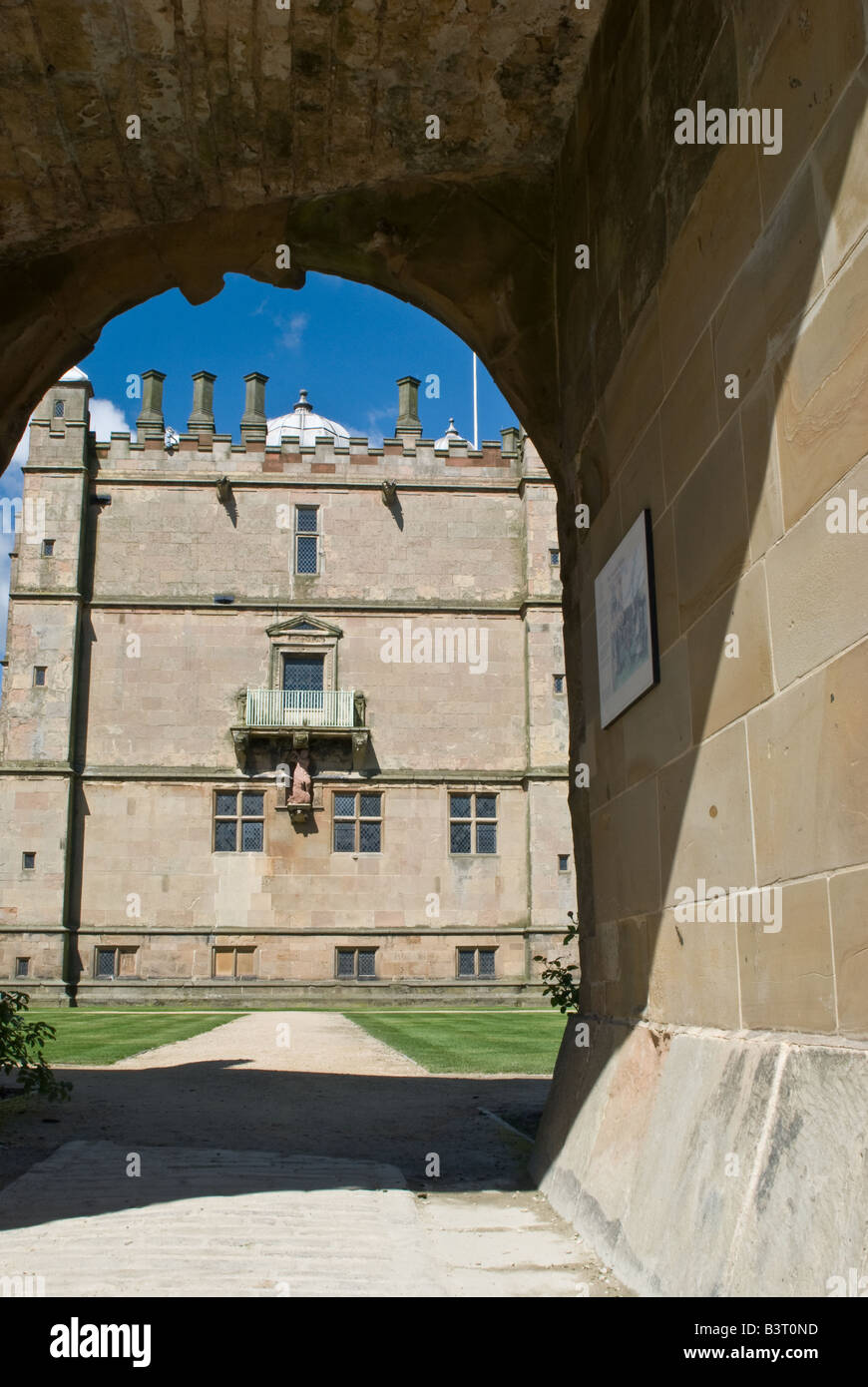 Walls entrance arch castle hi-res stock photography and images - Alamy