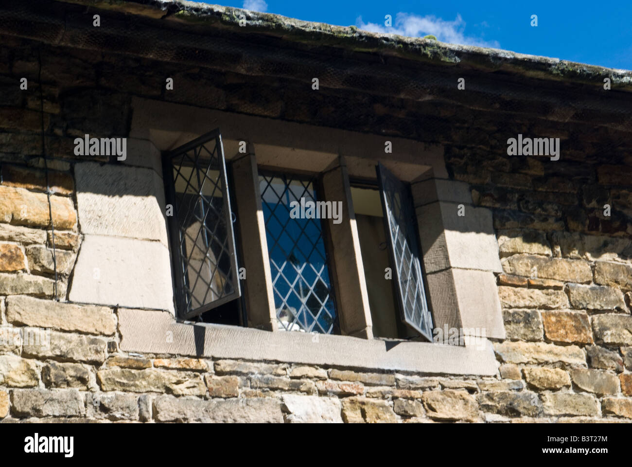 old cottage window Stock Photo - Alamy