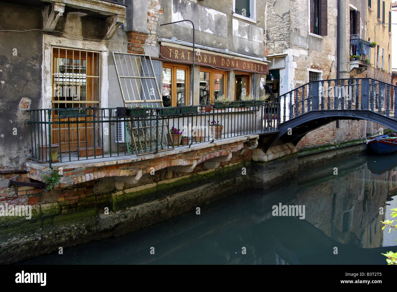 A cafe overlooking a Venetian canal Stock Photo - Alamy