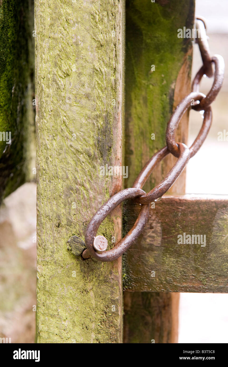 Chain on gate hi-res stock photography and images - Alamy