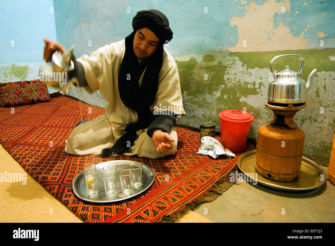 Arab man making tea hi-res stock photography and images - Alamy