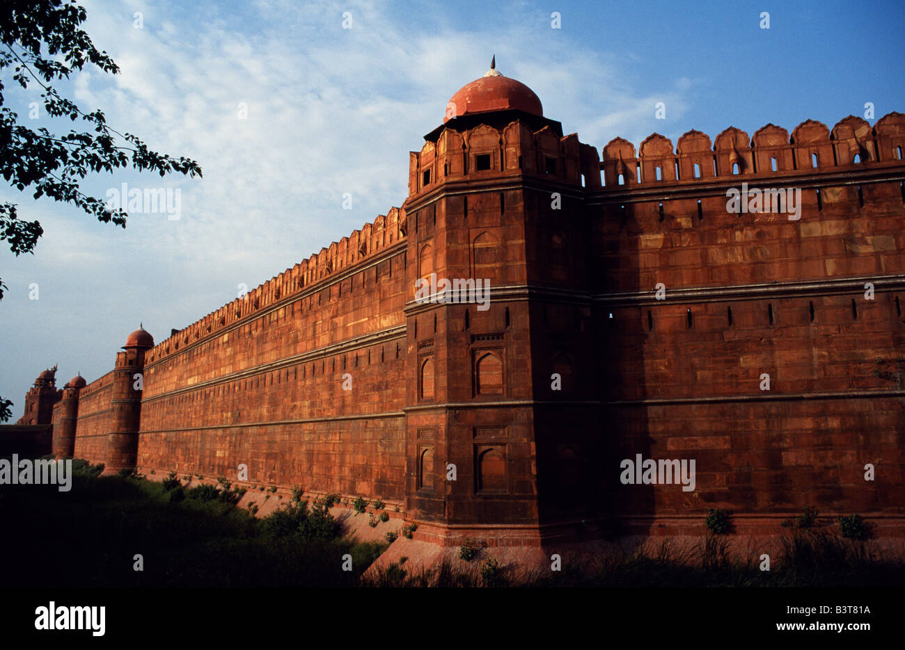 India, Delhi. Massive sandstone walls enclose the huge 17th century Red ...