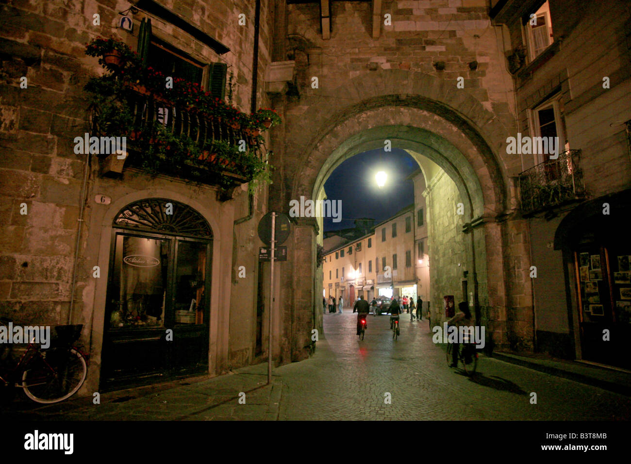Archway, Via della Zecca, Lucca, Tuscany, Italy Stock Photo - Alamy