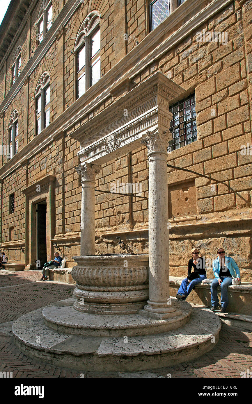 Piccolomini palace and Rossellino well, Pienza, Tuscany, Italy Stock ...