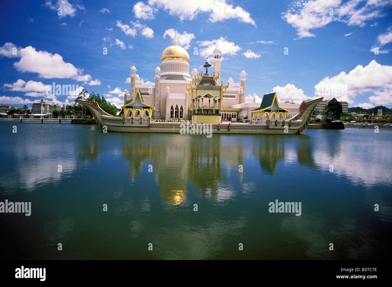 Asia, Brunei, Bandar Seri Begawan. Sultan Omar Ali Saifuddin Mosque ...