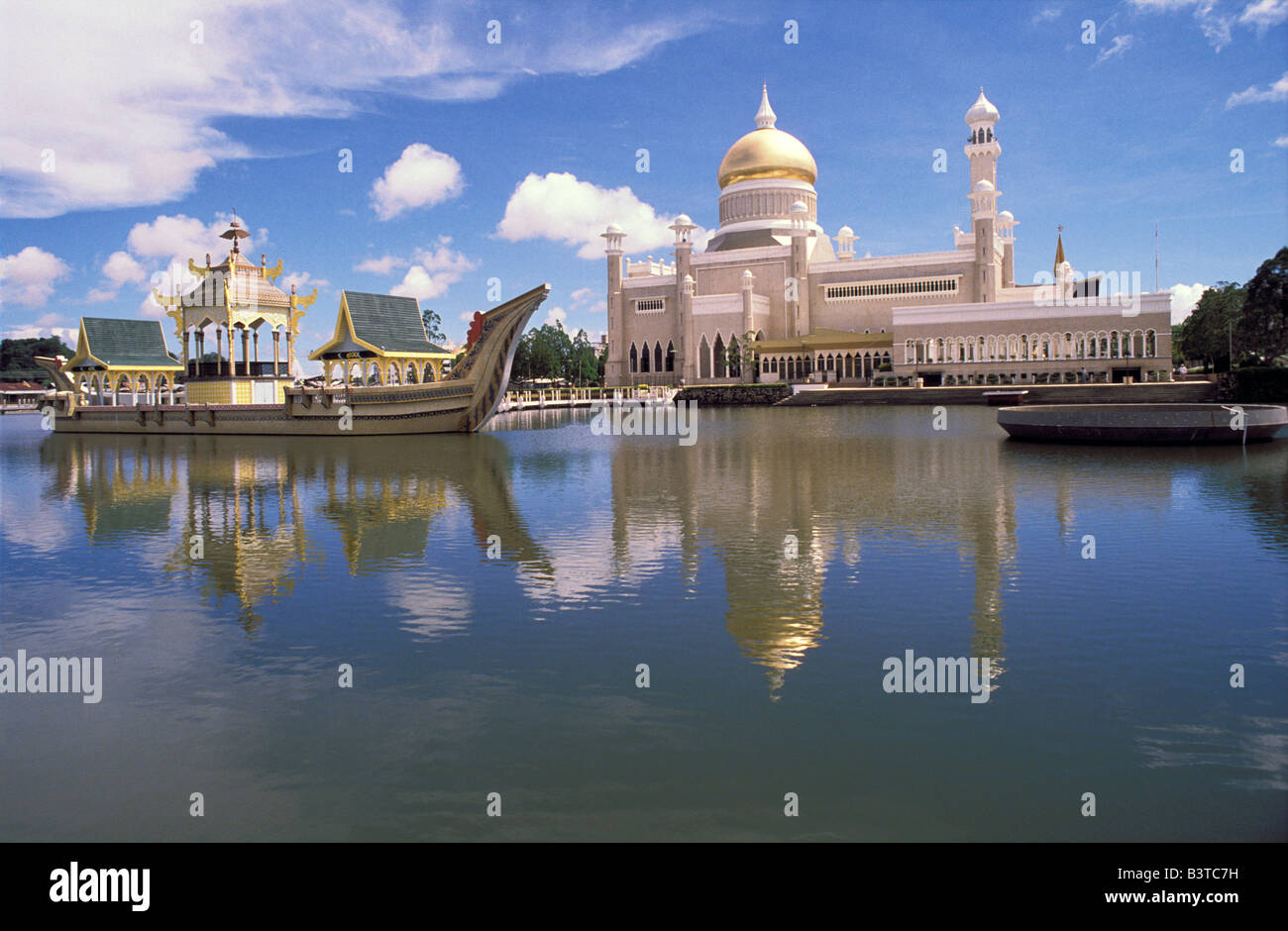 Asia, Brunei, Bandar Seri Begawan. Sultan Omar Ali Saifuddin Mosque ...
