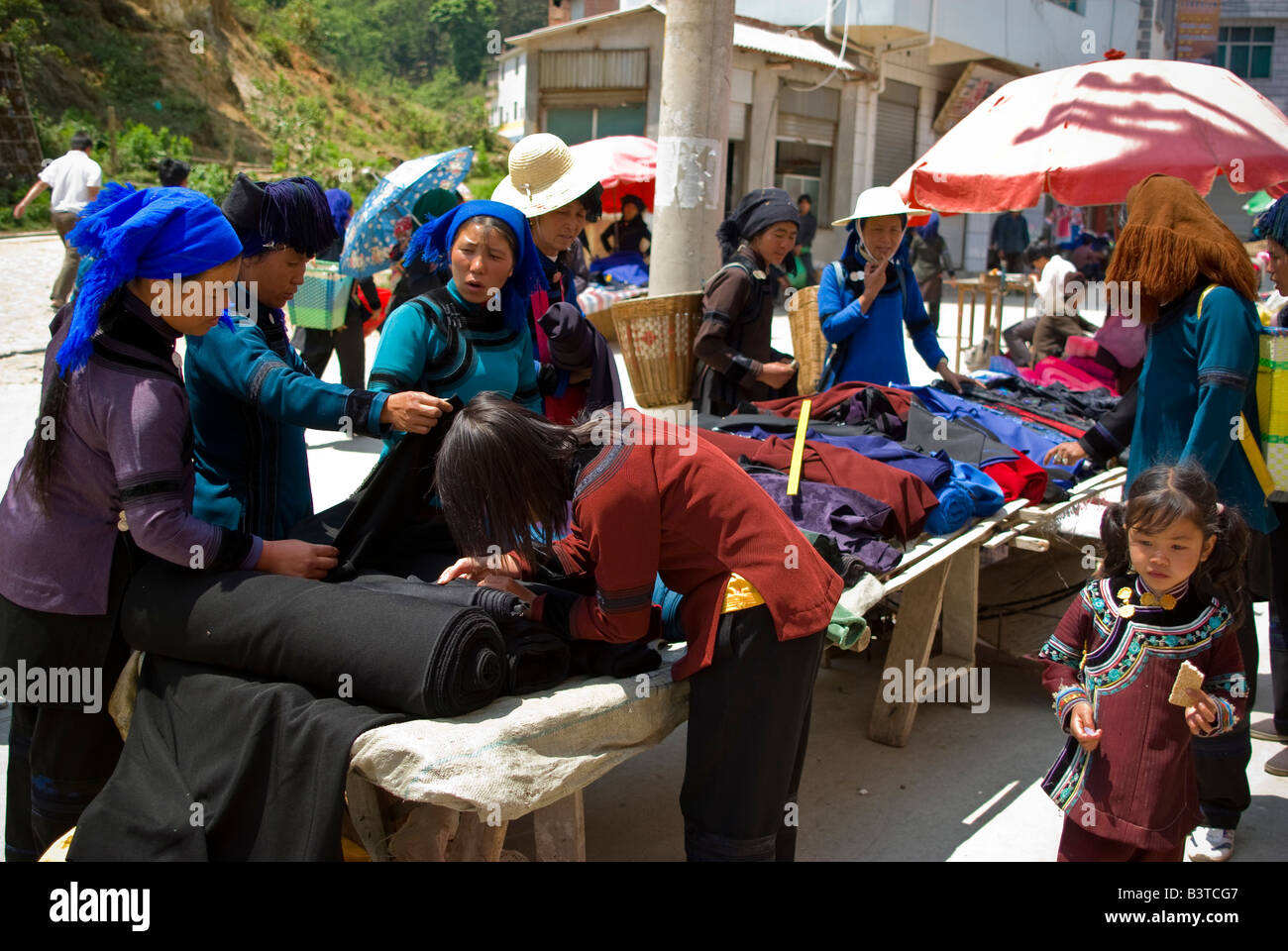 China yunnan yuanyang hani ethnic hi-res stock photography and images ...