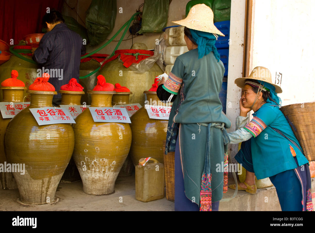 Old man from china hi-res stock photography and images - Alamy