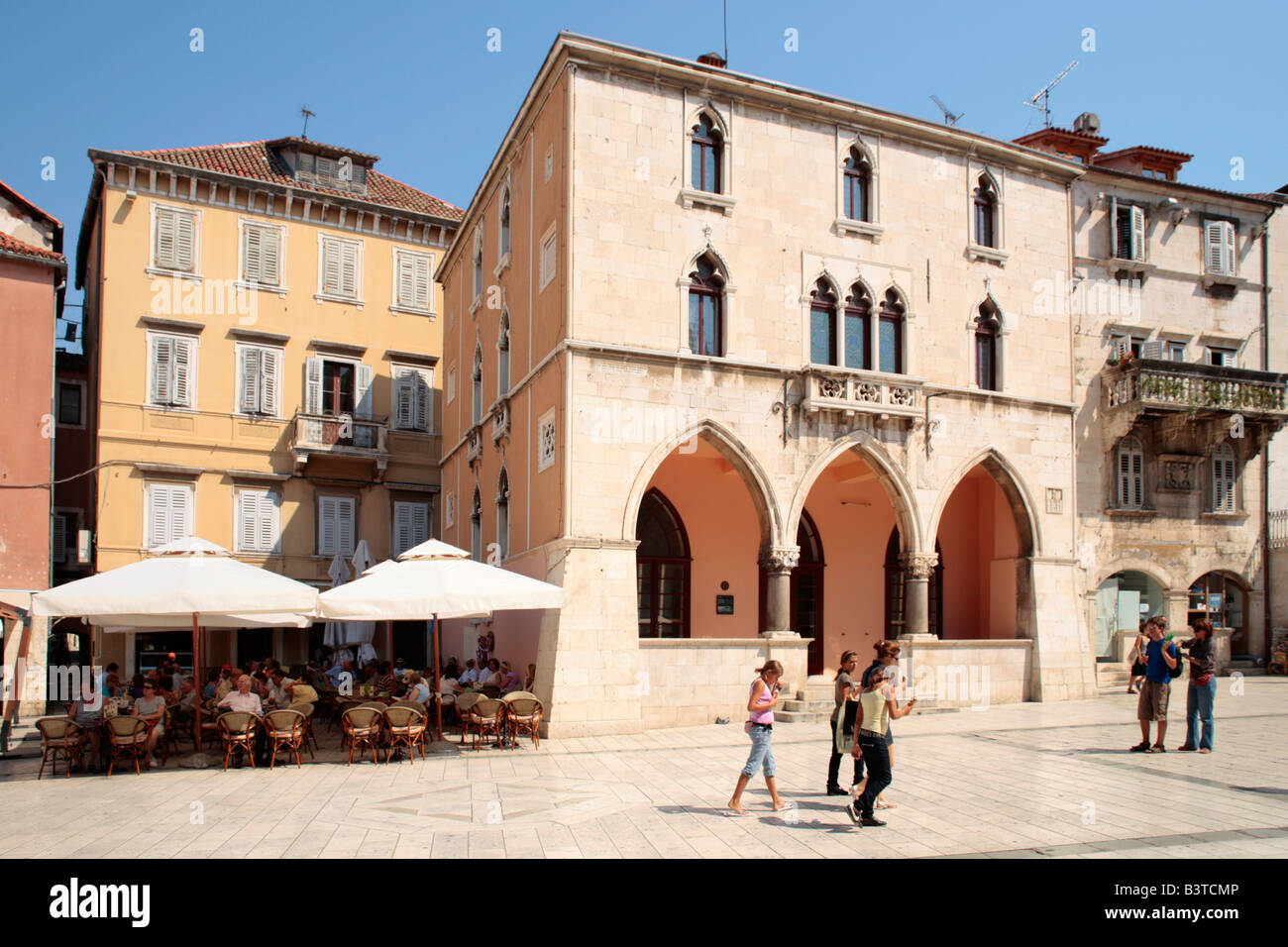 Republic square in split hi-res stock photography and images - Alamy