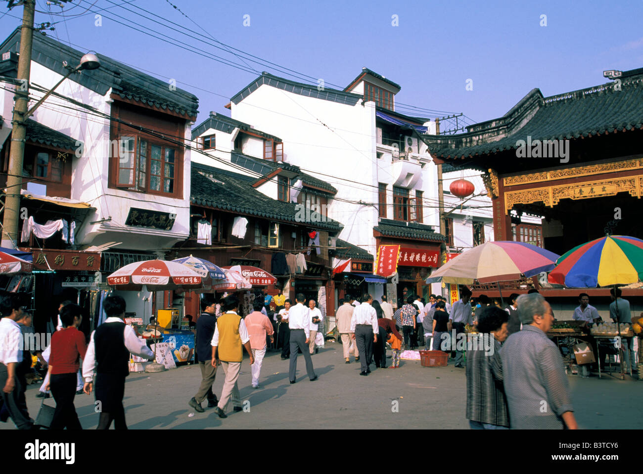 Asia, China, Shanghai. Yuyuan Gardens and Bazaar Stock Photo - Alamy