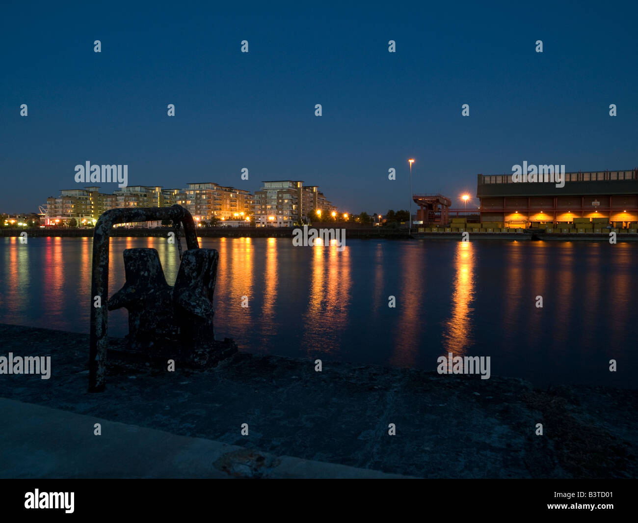 Thames by night hi-res stock photography and images - Alamy